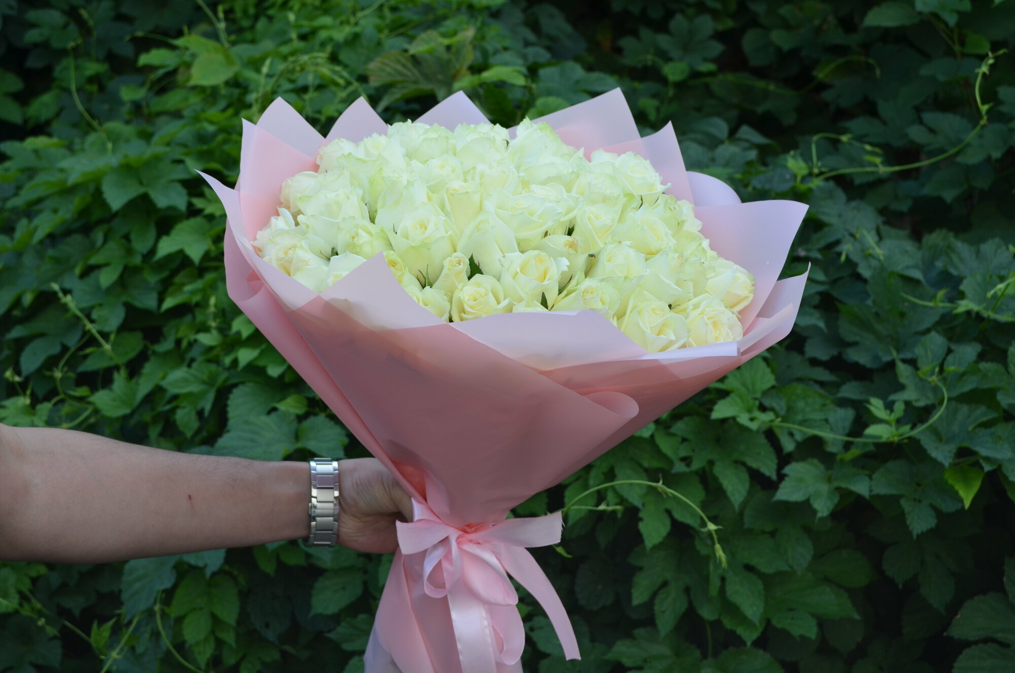 Букет Lavieflowers "Белые розы", 35 роз, в двойной нежной обертке, высота 40см