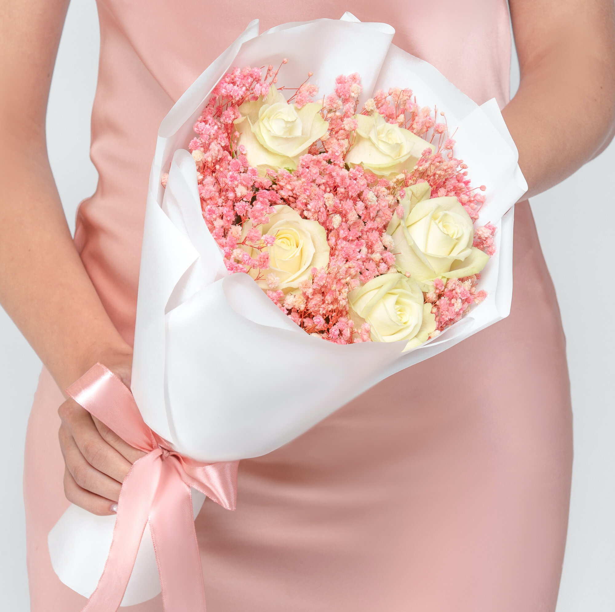 Дуо-букет Мегацвет24 "Лёгкий Румянец", роза и гипсофила, дизайнерская упаковка