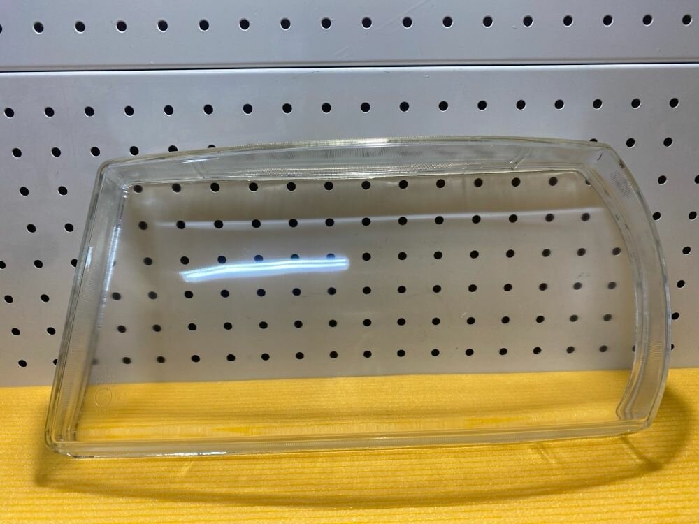 Стекло фары левое головного света Scania Xenon