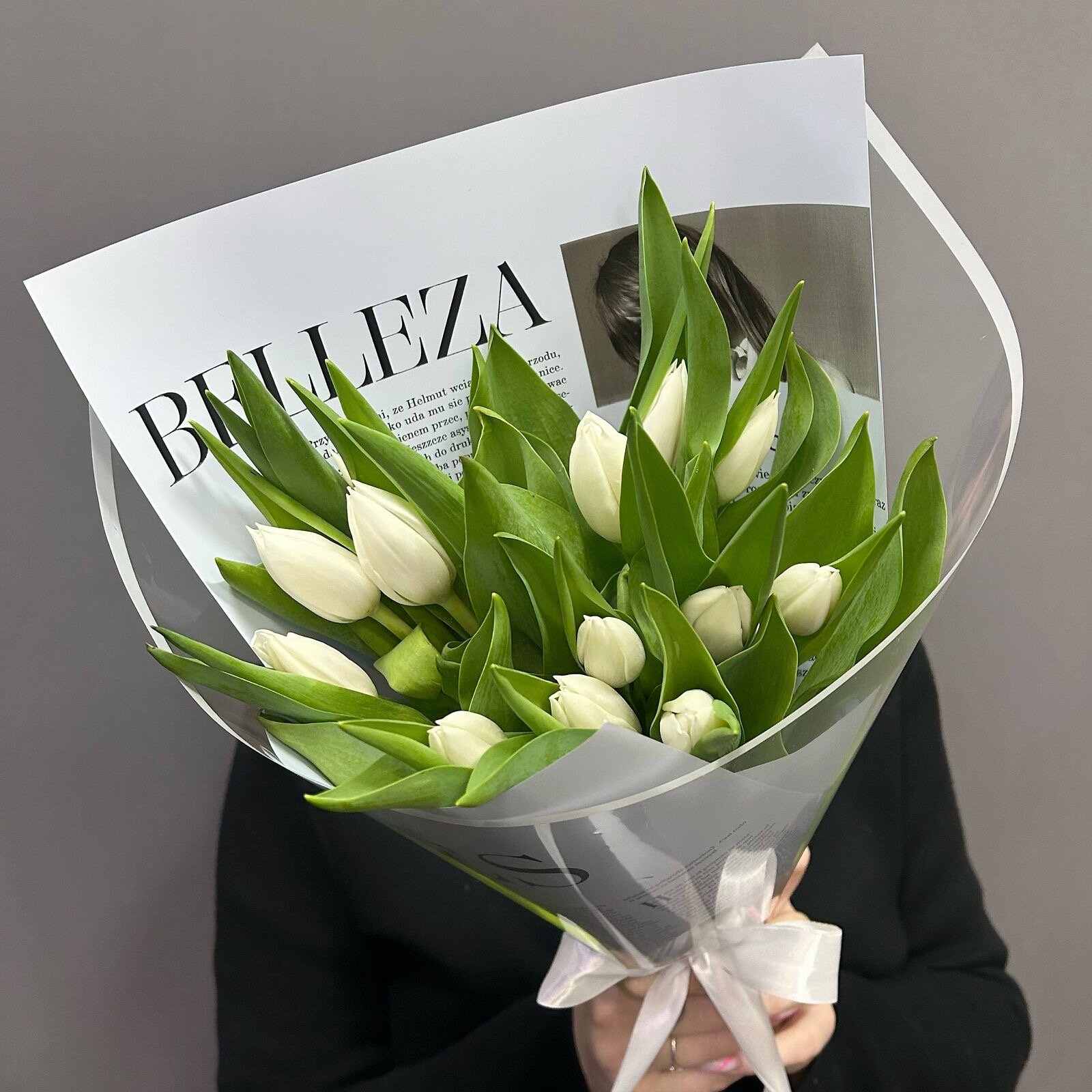 Букет из 15 белых тюльпанов в дизайнерской упаковке