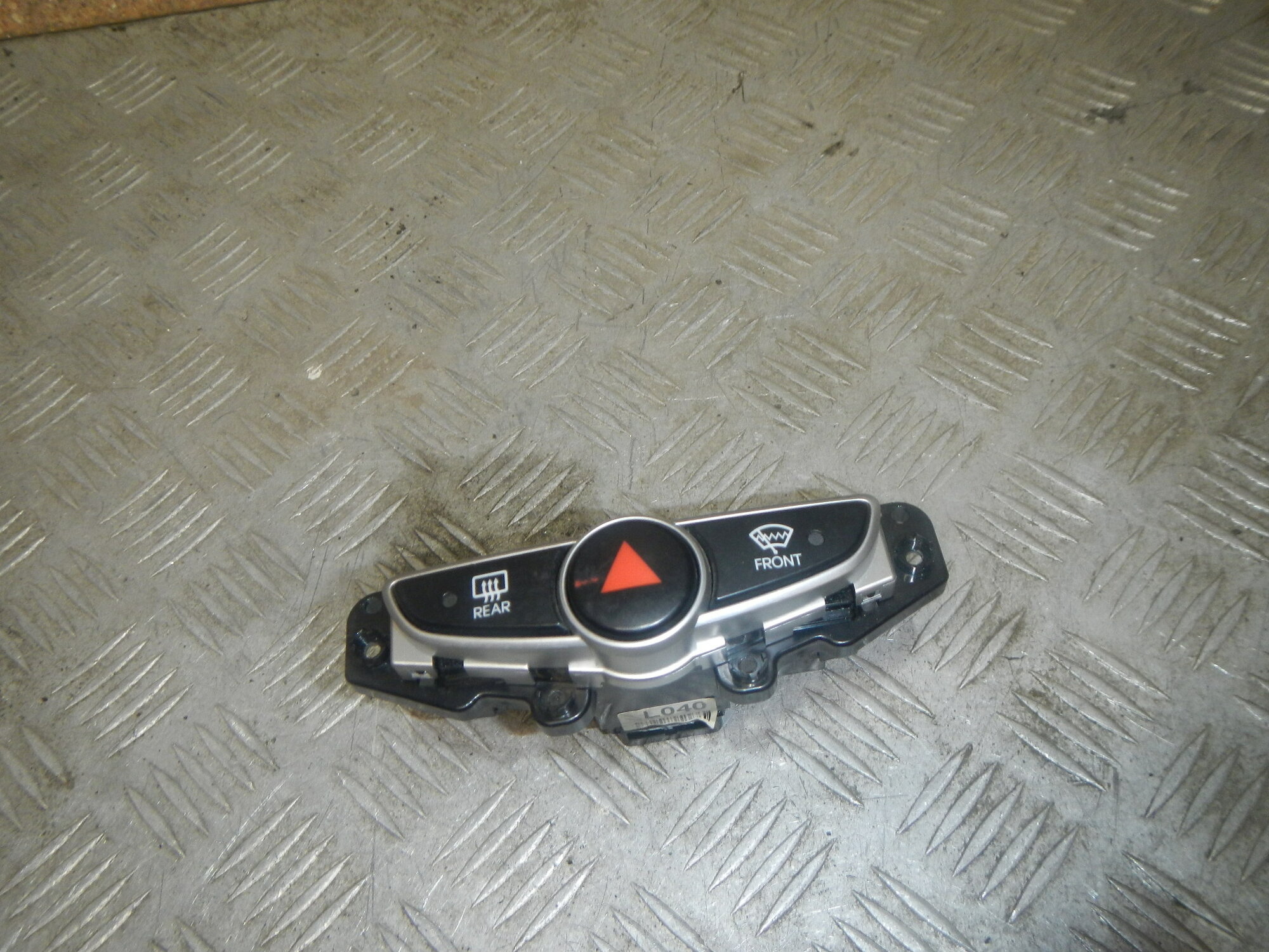 Б/У Кнопка аварийной сигнализации, Hyundai (Хендэ)-SOLARIS (10-) HYUNDAI SOLARIS (10-) Потертости. 550808 Hyundai-KIA ар...