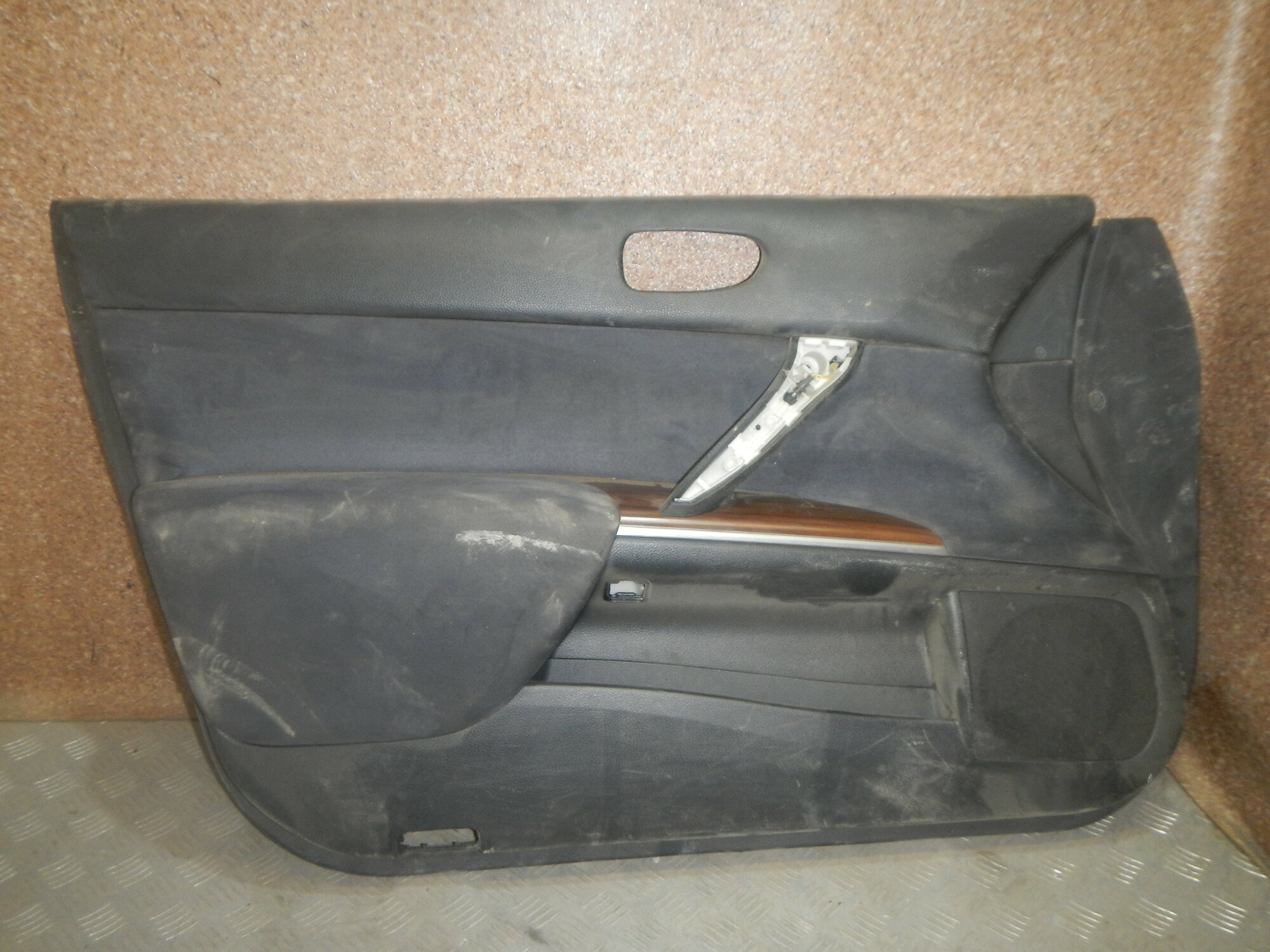 Б/У Обшивка двери передней левой, Nissan (Ниссан)-TEANA (J32) (08-) NISSAN TEANA (J32) (08-) правый руль Грязная, потерто...