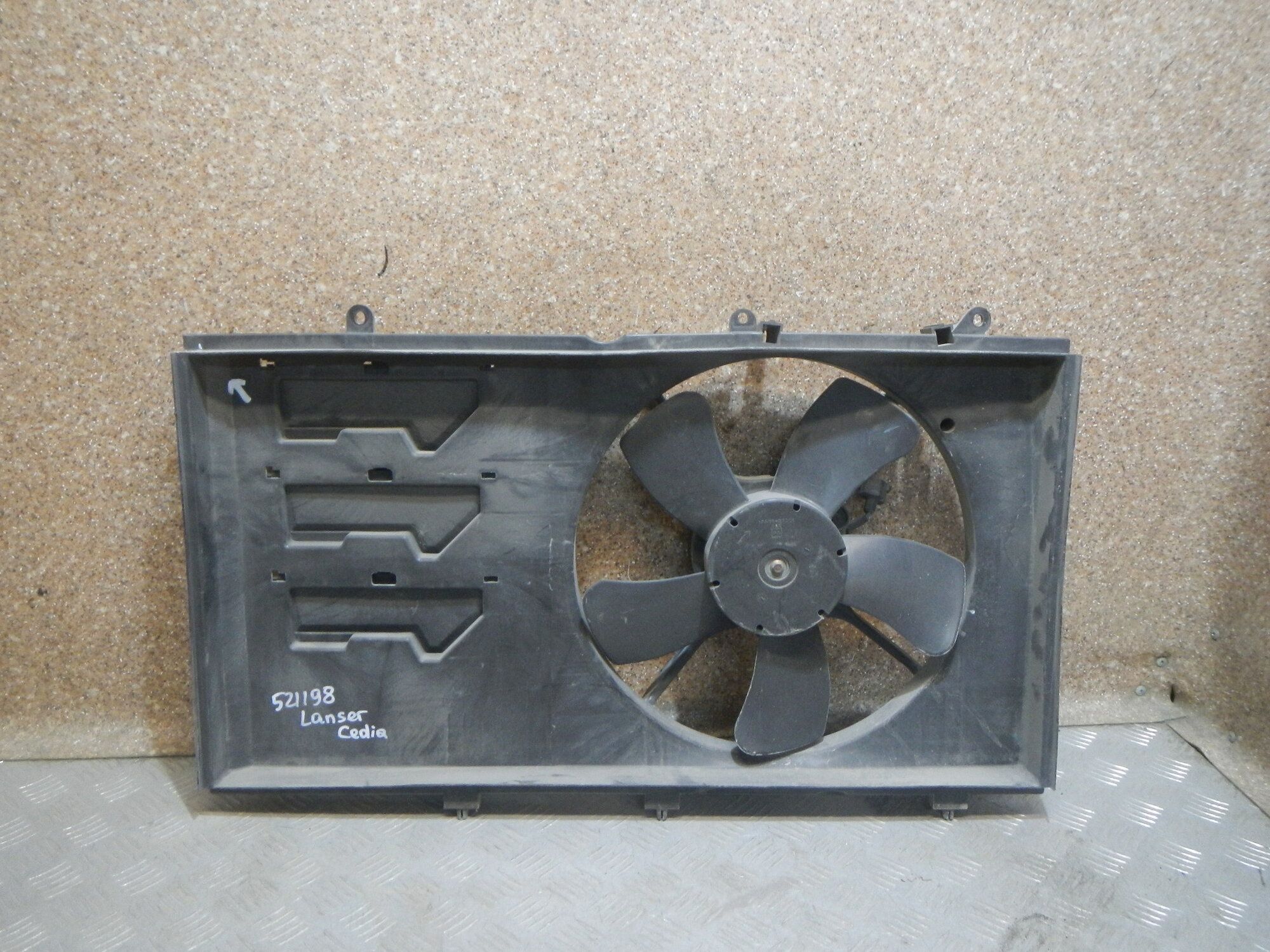 Б/У Диффузор вентилятора, Mitsubishi (Митсубиси)-LANCER CEDIA (00-03) MITSUBISHI LANCER CEDIA (00-03) Отколот небольшой ...