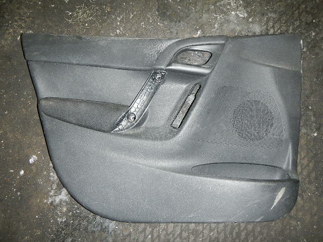 Б/У Обшивка двери передней левой, Citroen (Ситроен)-C3 (09-) CITROEN C3 (09-16) с разбора целая 139823 Peugeot-Citroen ар...