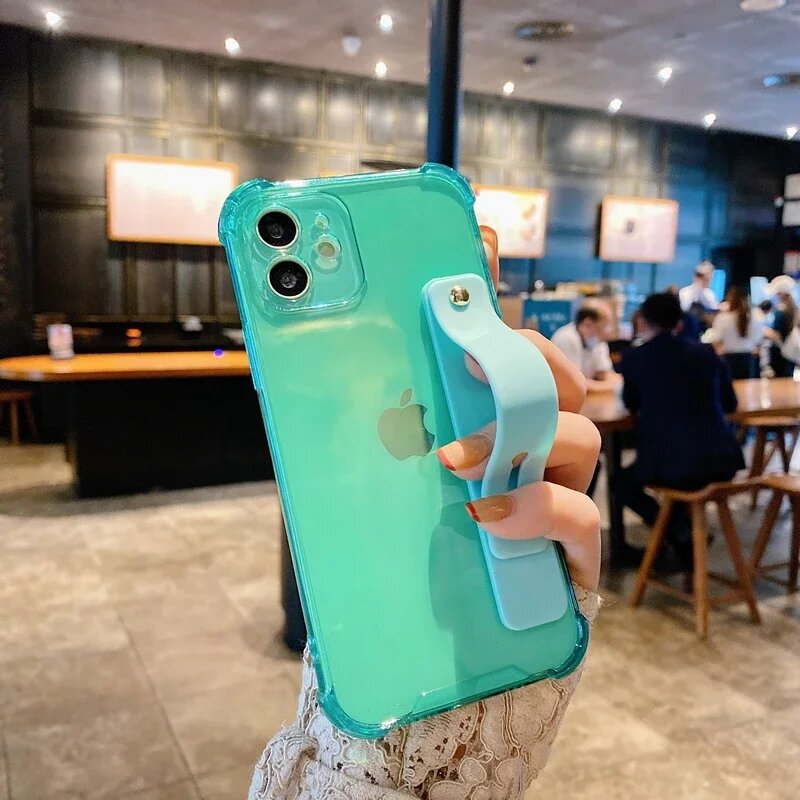 Зеленый чехол на iPhone 16 с ремешком и подставкой
