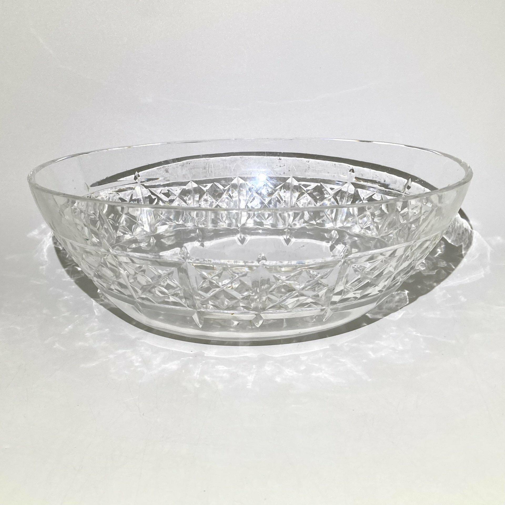 Салатник (конфетница) овальной форма с геометрическим декором, стекло, пресс