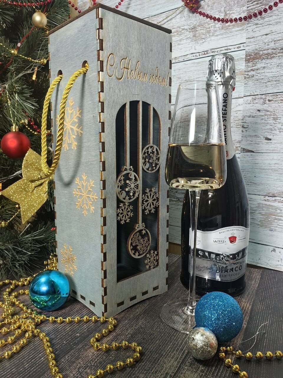 Новогодняя подарочная коробка под бутылку