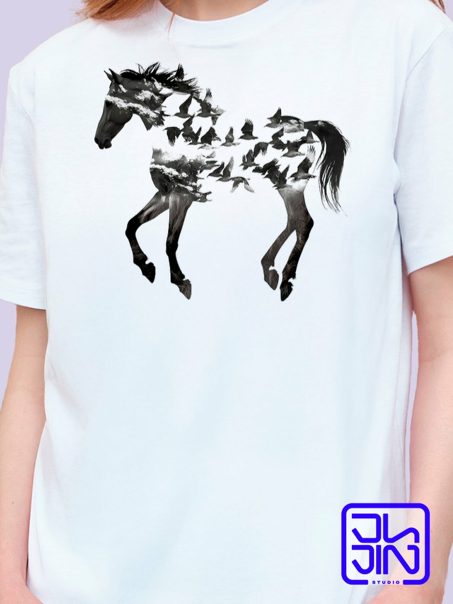 Футболка Jujin Studio классическая женская с авторским принтом Черно белая лошадь с воронами и облаками, оригинальное черное изображение, белый хлопковый трикотаж с прикольным рисунком на груди