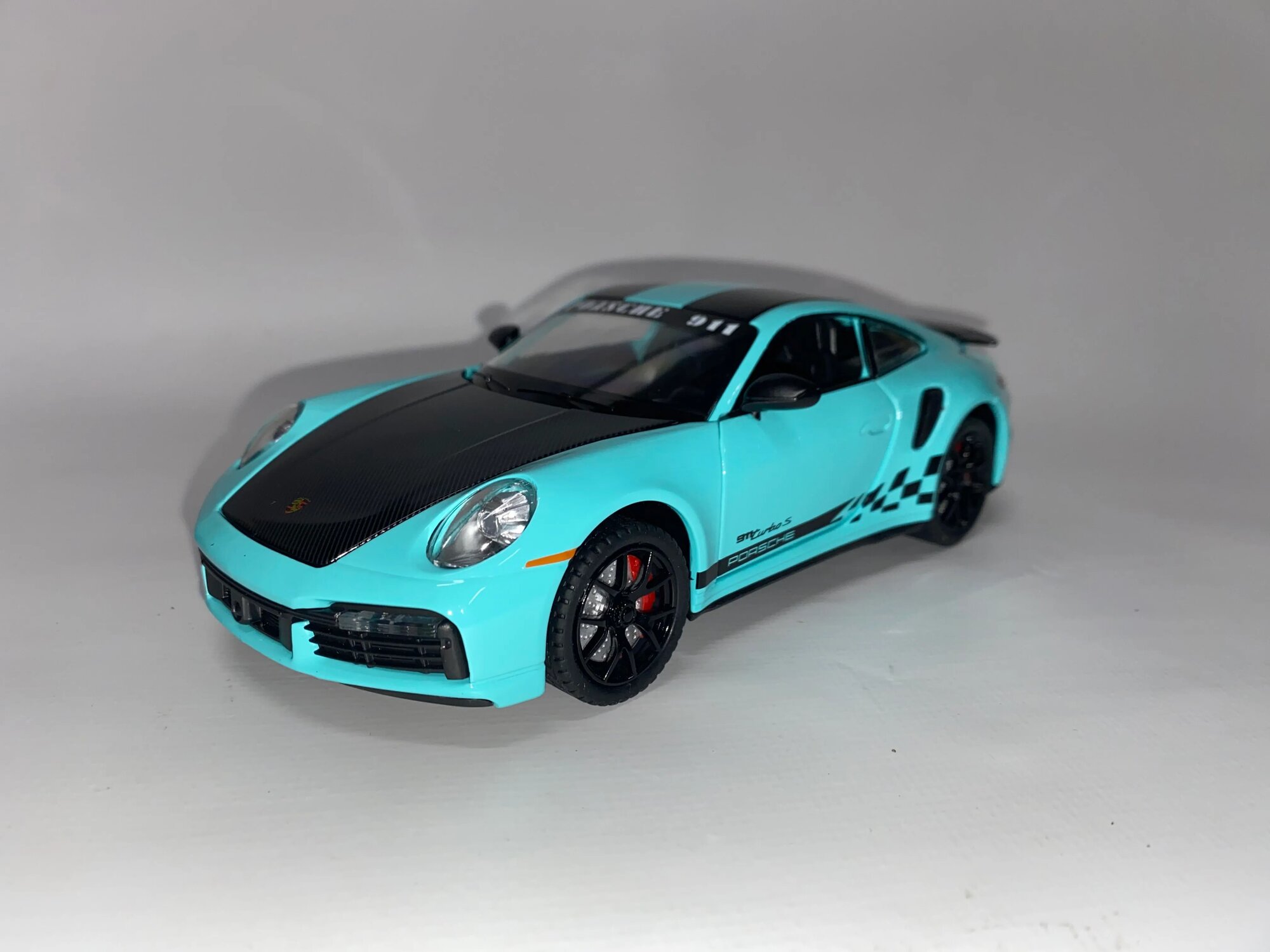 Модель металлическая инерционная Porsche 911 TurboS 21см масштаб 1:24, машинка со светом и звуком