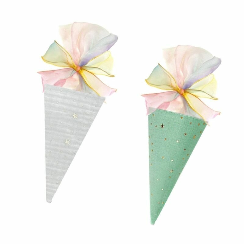 2 штуки школьных сувениров, конусообразная лента, коробка конфет -белые и зеленые