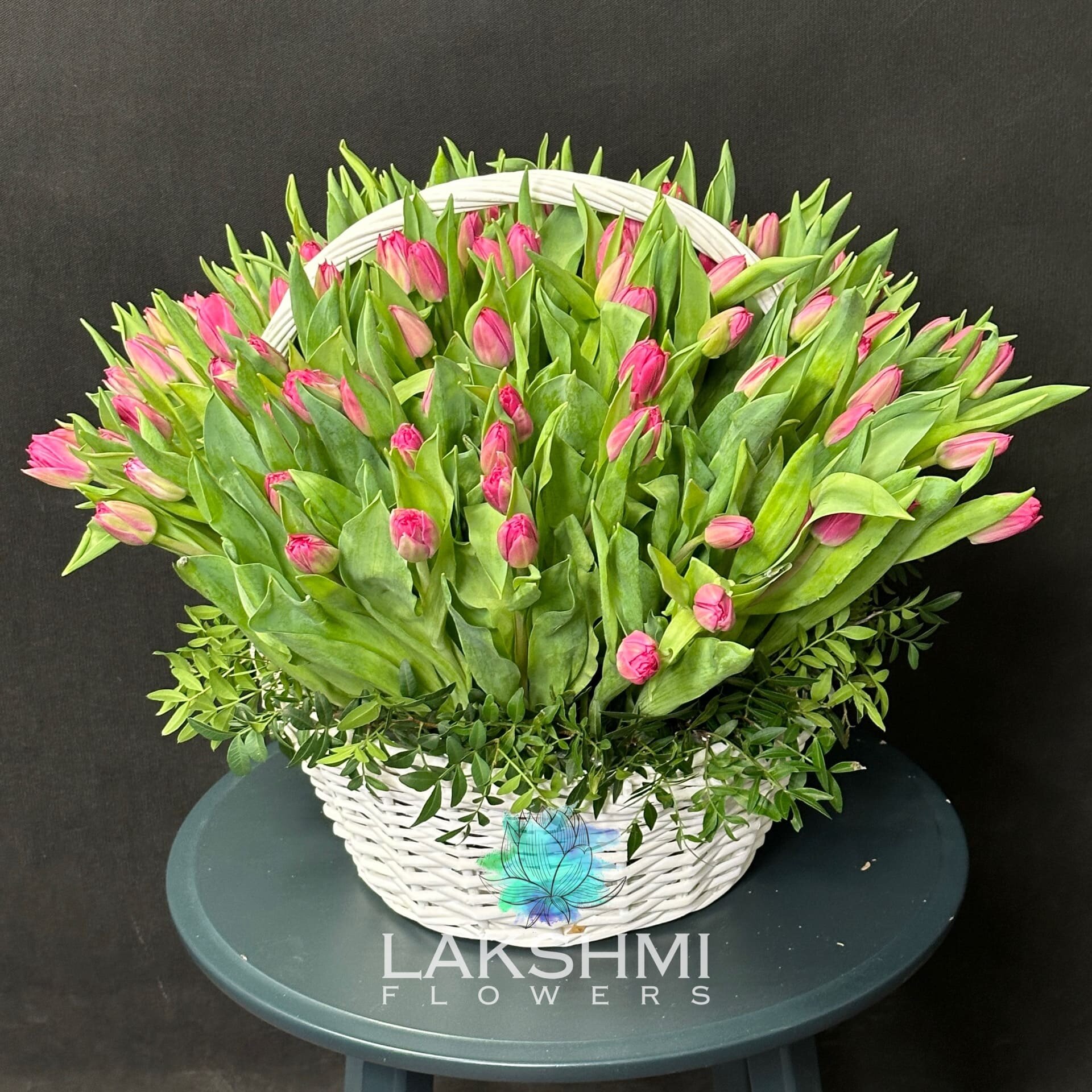 101 тюльпан / Композиция 101 малиновый пионовидный тюльпан в корзине