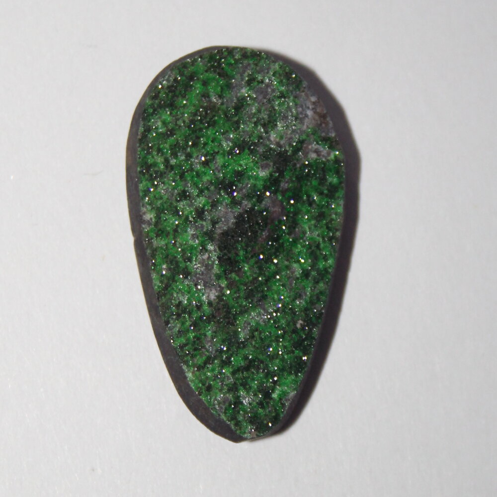 Уваровит кабошон, натуральный камень, 26х14х3 мм, Урал, Сараны, «True Stones»