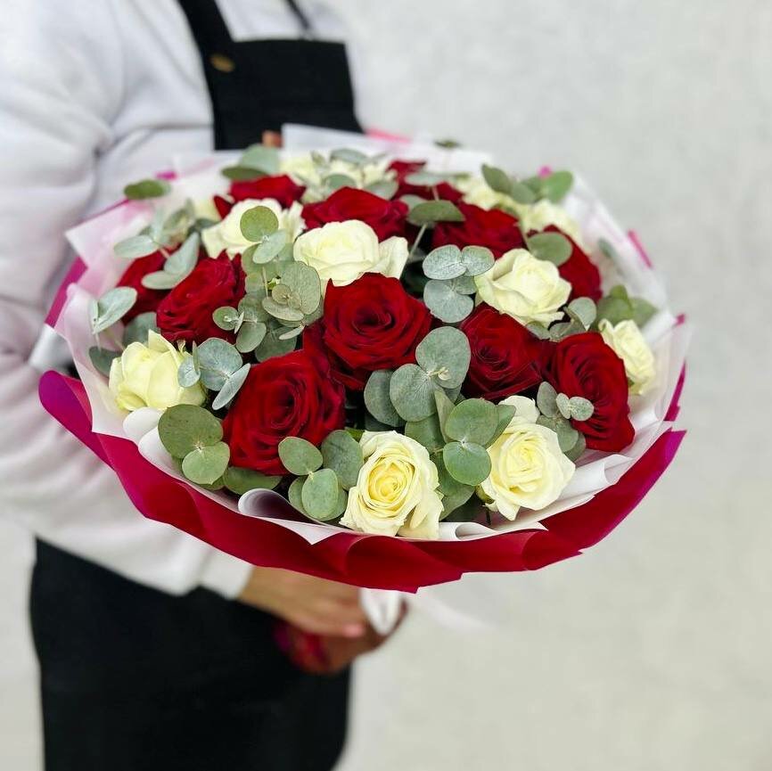 Монобукет "Rybe-Flowers", 25 красных и белых роз, ветви эвкалипта, сборка на стеблях, 40см