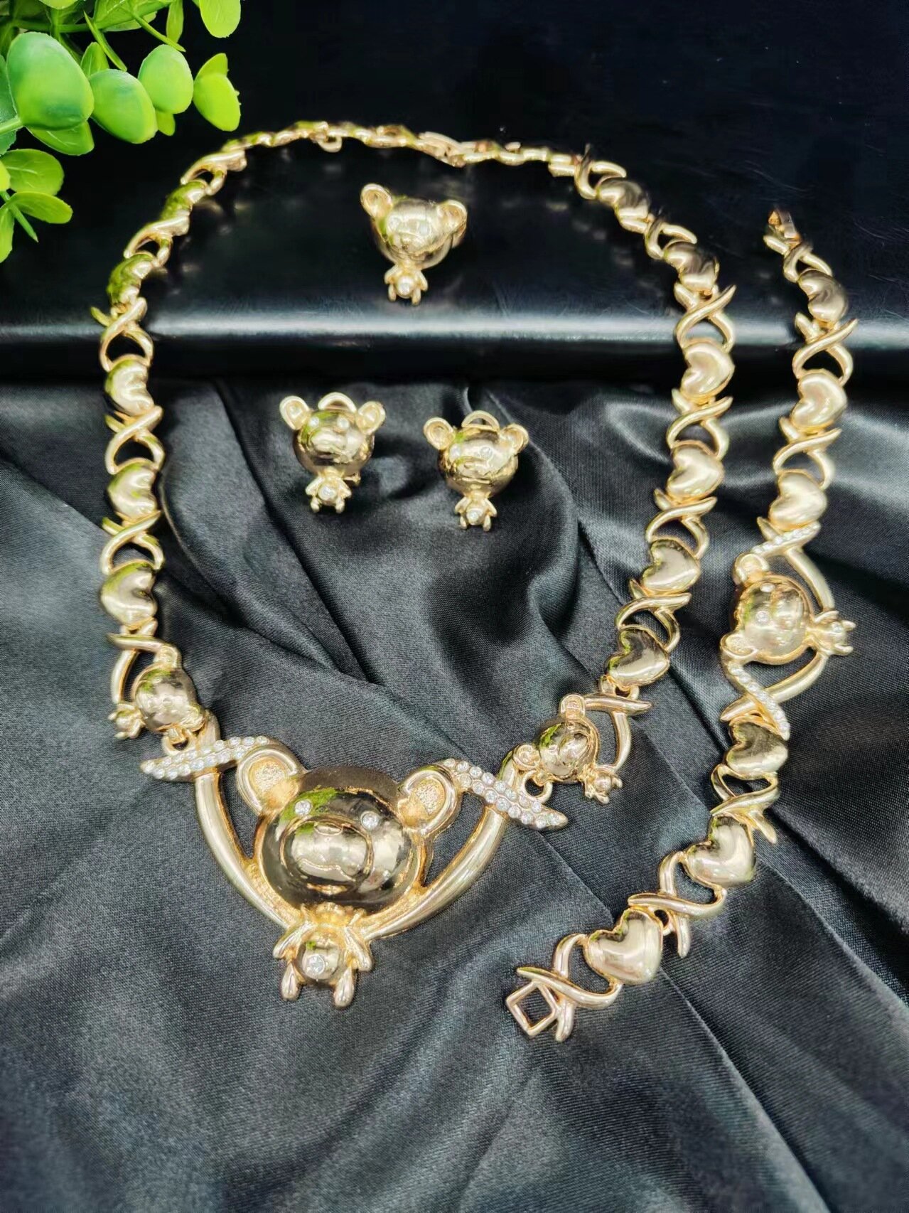 Комплект бижутерии: колье, серьги, браслет