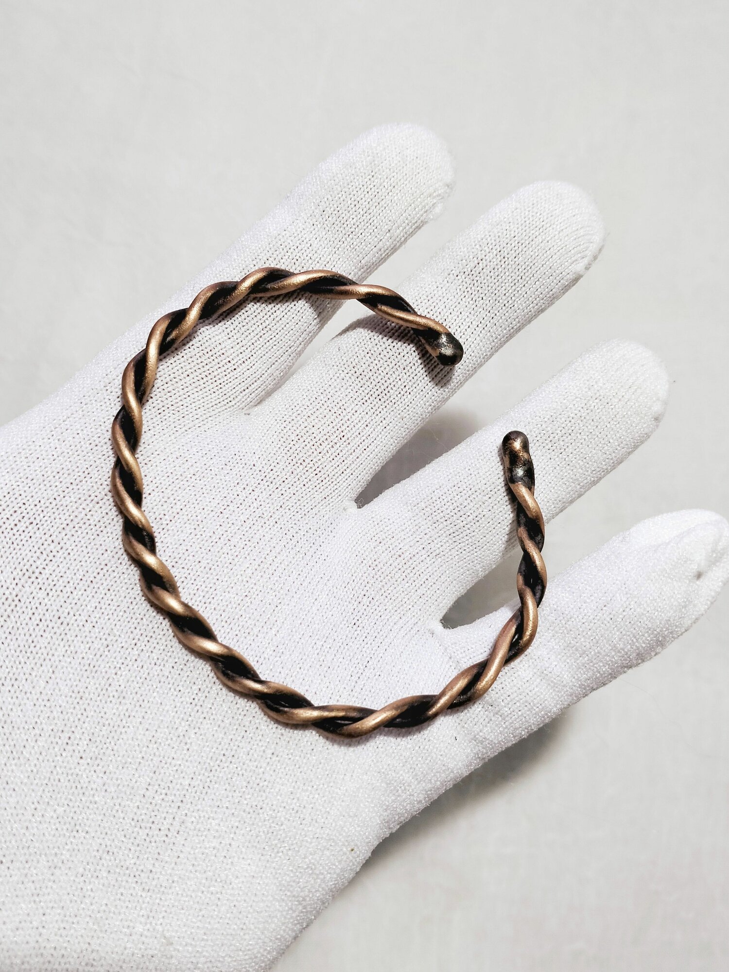 Жесткий браслет