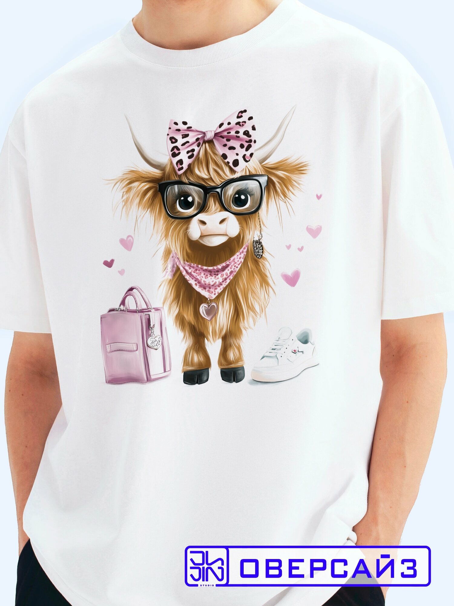 Футболка оверсайз мужская с принтом Веселая коричневая и белая корова в смешных очках с розовым сердцем, белый хлопковый трикотаж с прикольным рисунком на груди