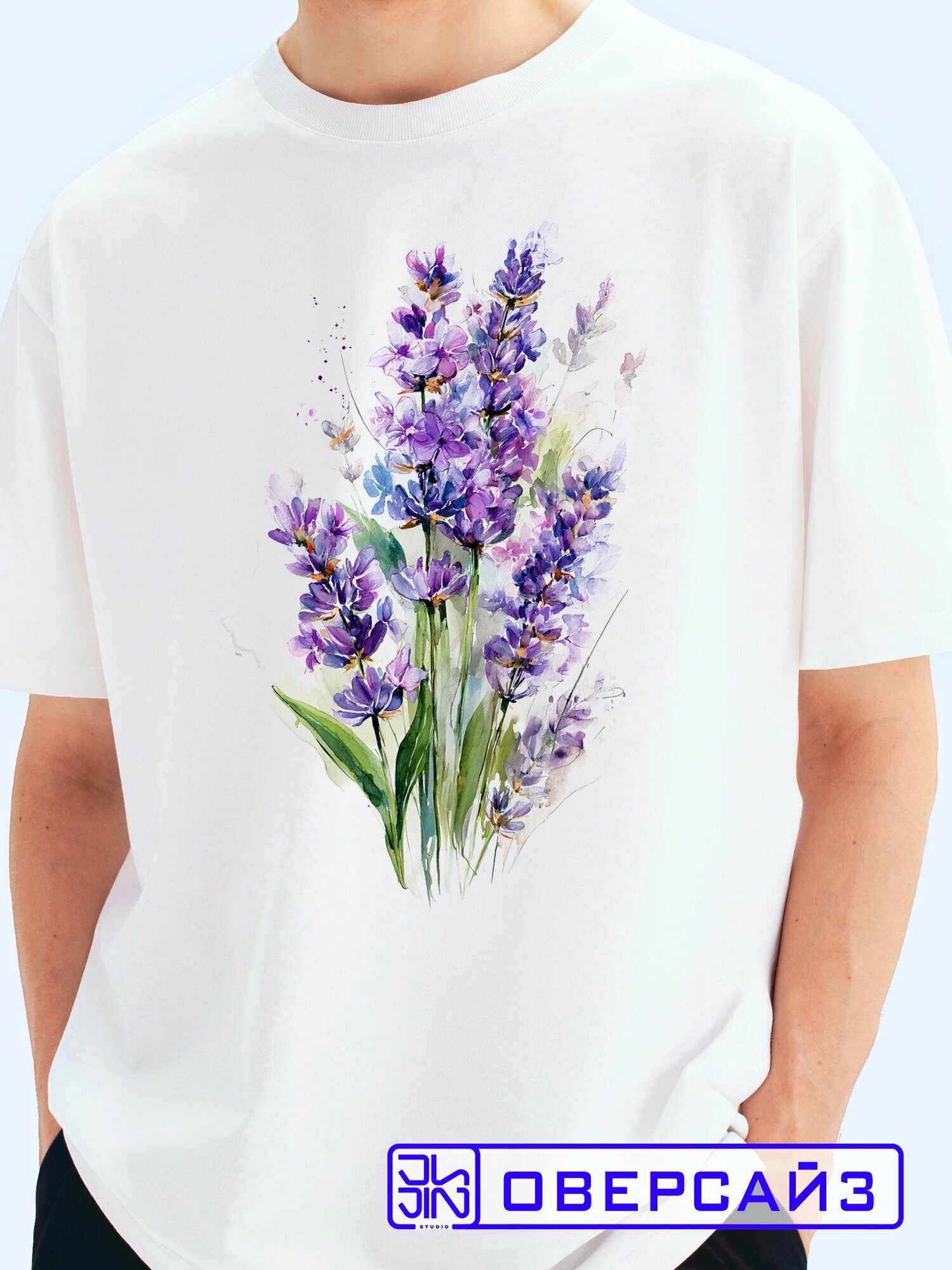 Футболка оверсайз мужская с принтом Фиолетовый, сиреневый букет лаванды с нежными цветочными акцентами и бабочкой, белый хлопковый трикотаж с прикольным рисунком на груди