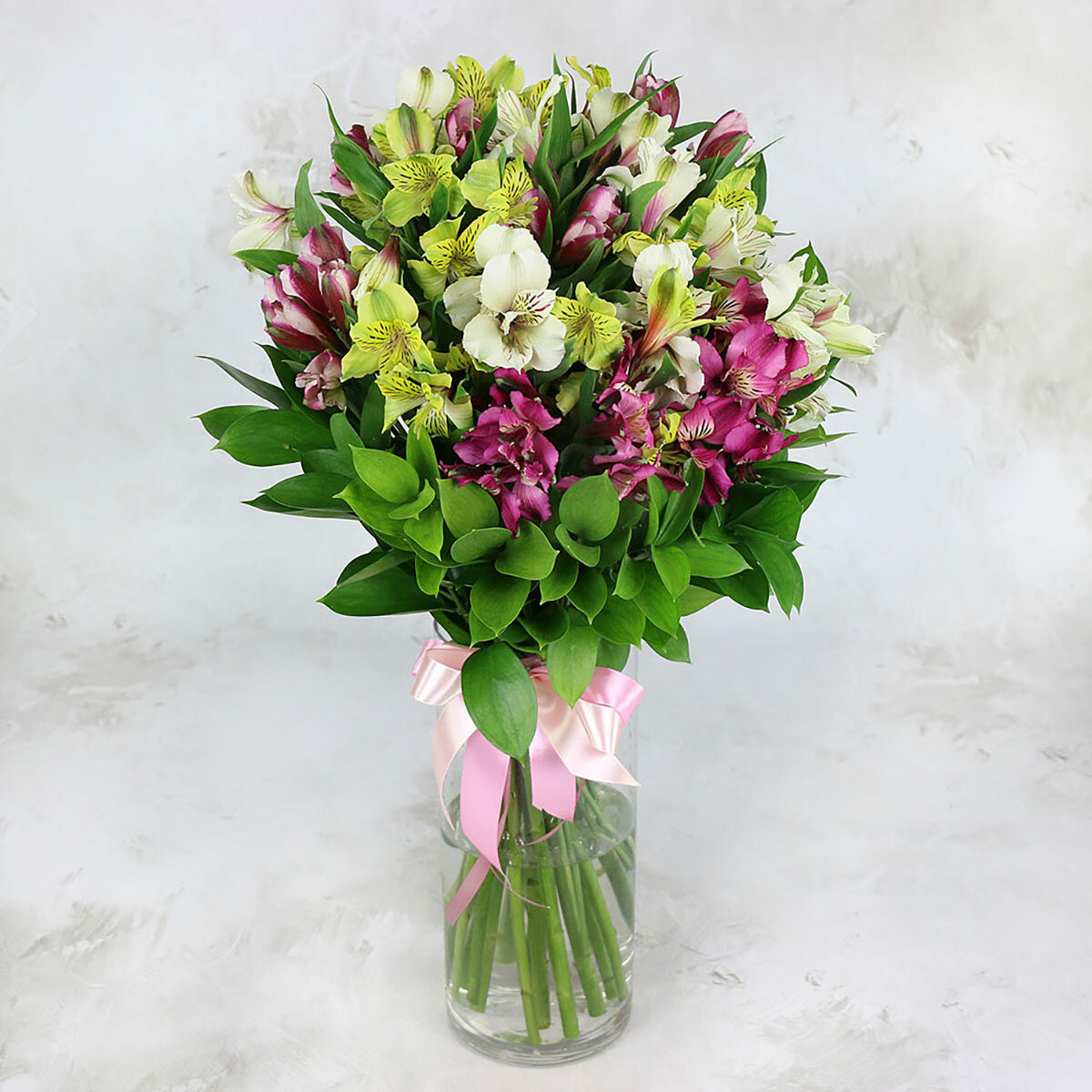 Букет Букет Маркет, из альстромерии, на стеблях, под ленту, размер S