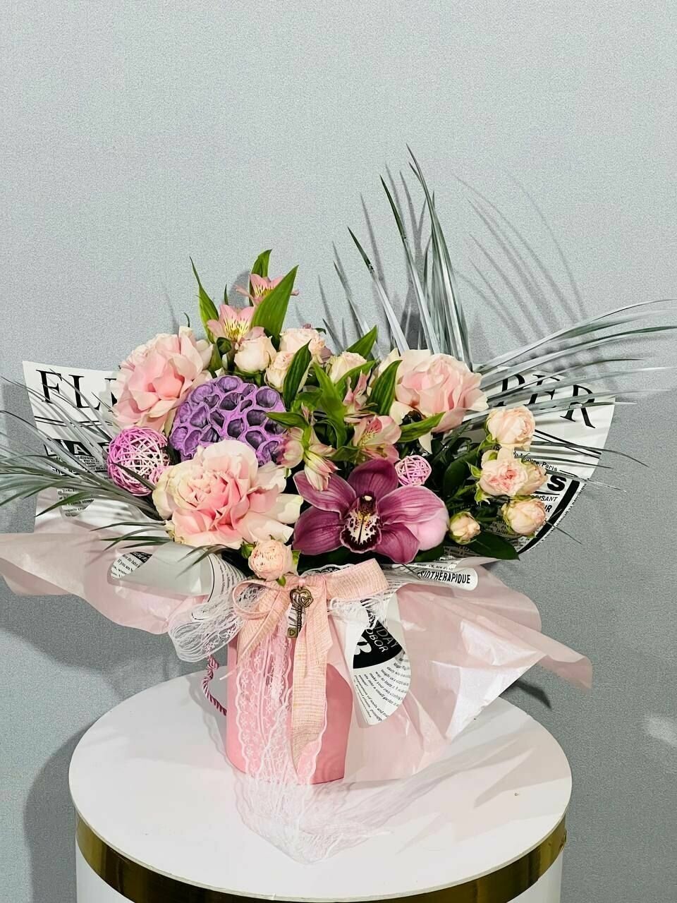 Розы французские и альстромерии / Букет в коробке / Цветы