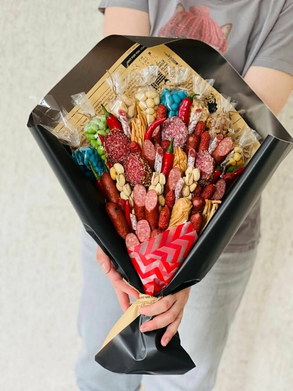 Букет из снеков и колбасок, подарок мужчине