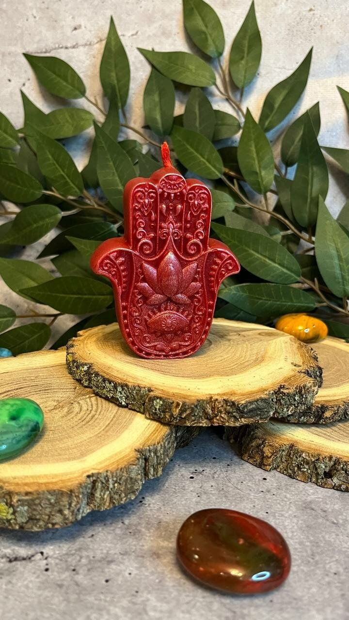 Свеча "Хамса" красная