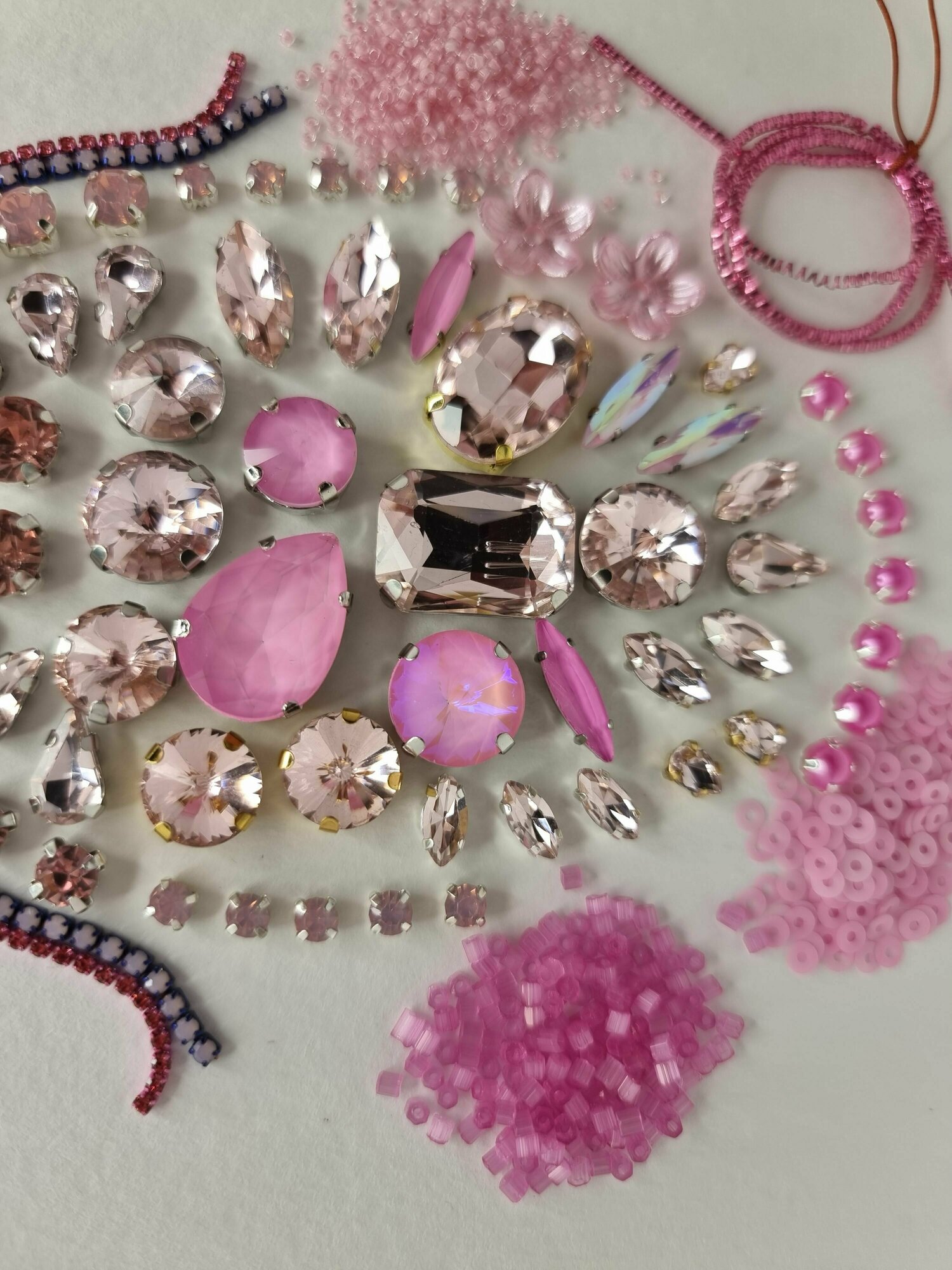 Розовые -№2 стразы, бисер, пайетки. 4-18мм. 76шт.