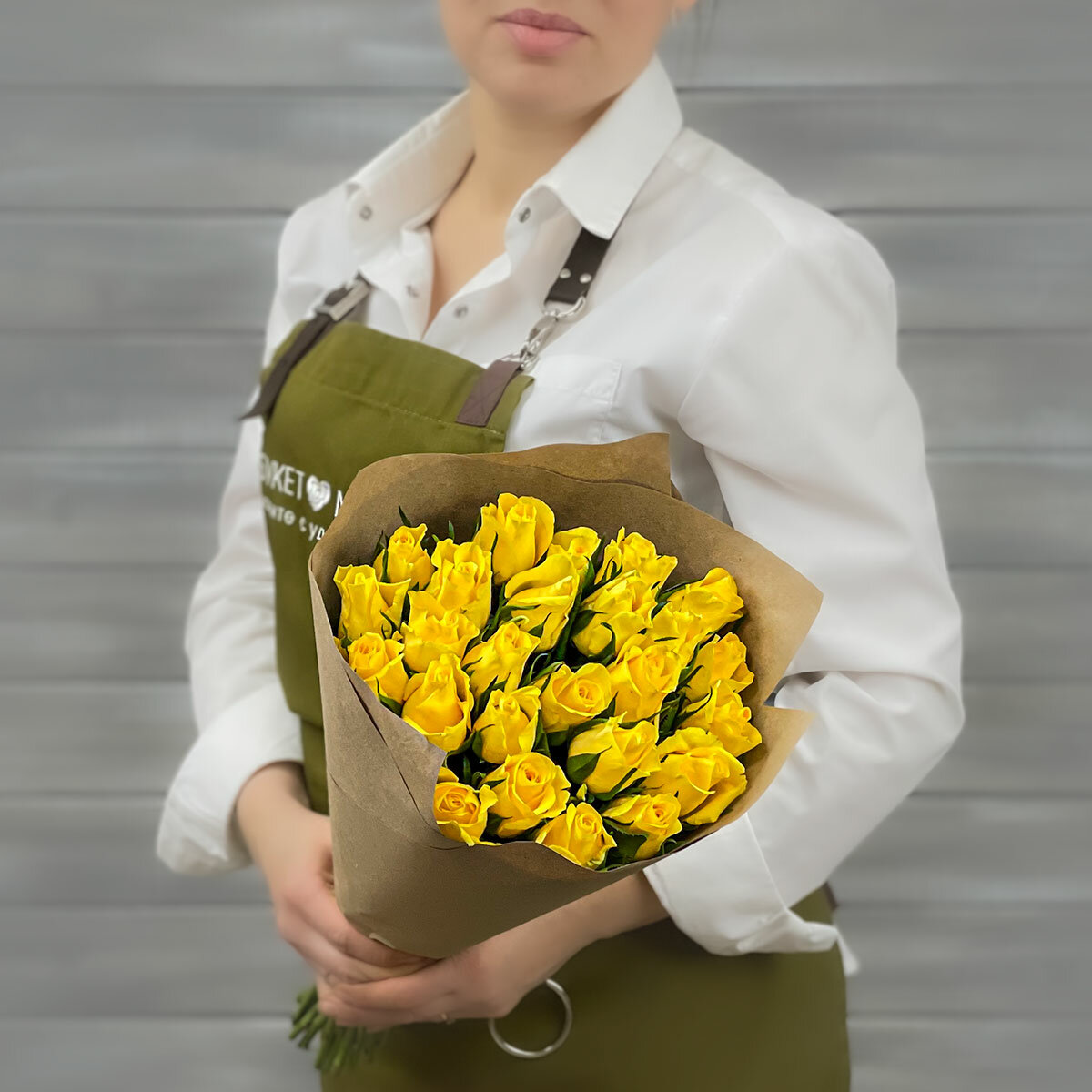 Монобукет Букет Маркет "Кения", 27 роз, на стеблях, крафт-бумага