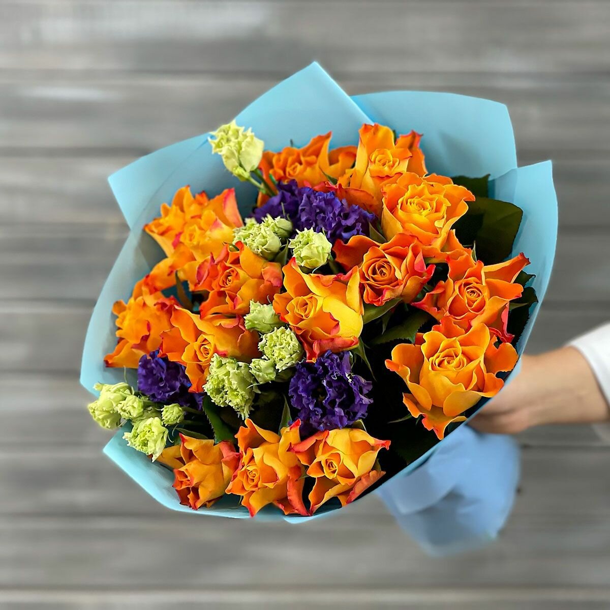 Букет из живых цветов роз и эустомы