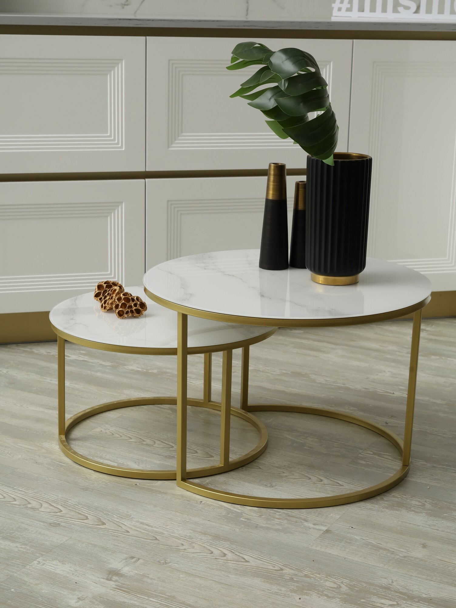 Журнальный стол круглый Эрвин (комплект) для гостиной (белый мрамор/золото)