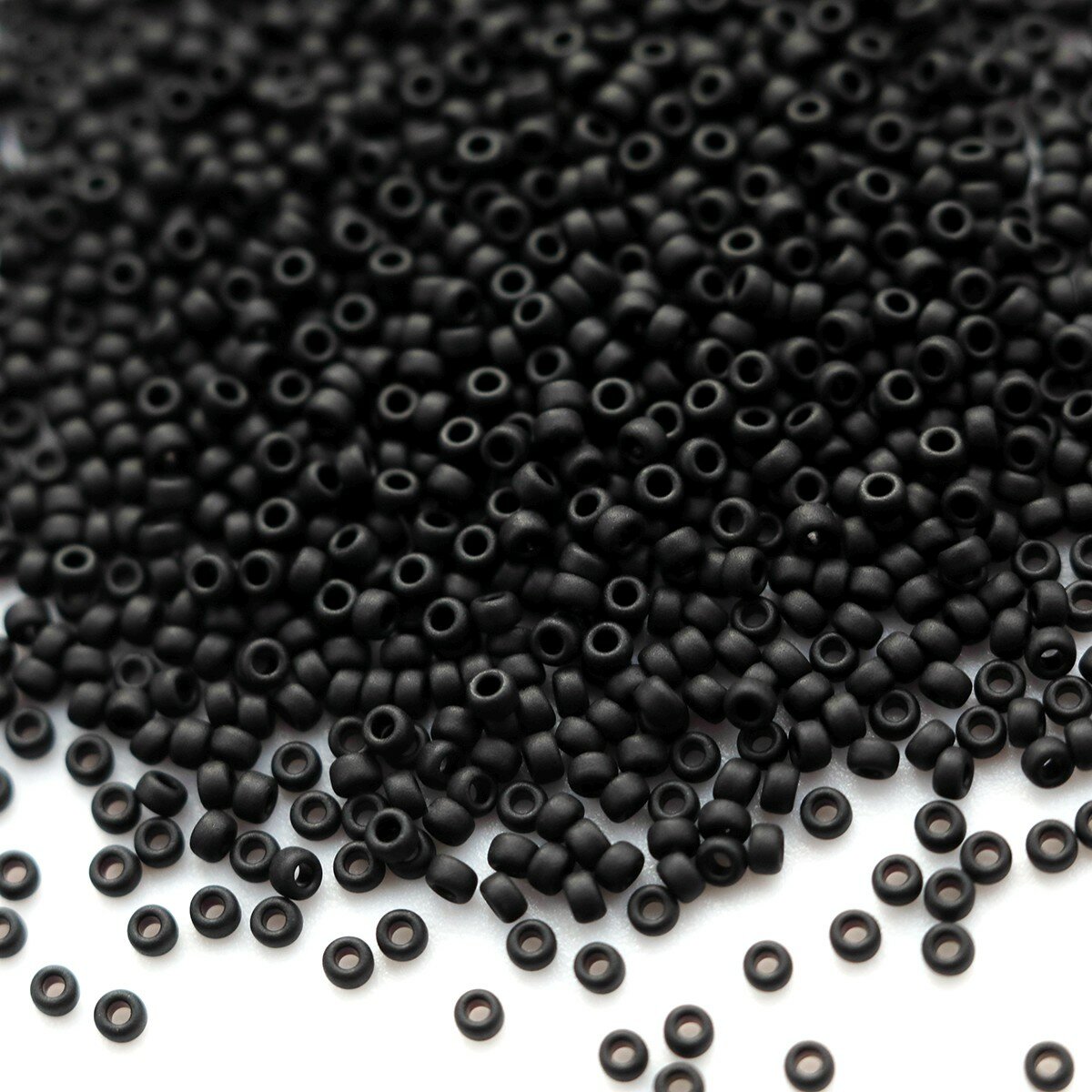 Бисер японский MIYUKI 10 гр Миюки круглый Round Rocailles 15/0 размер 1.5 мм RR-401F цвет черный матовый (Matte Black)