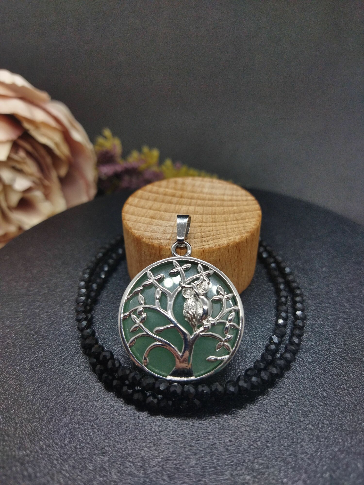 Подвеска, нефрит