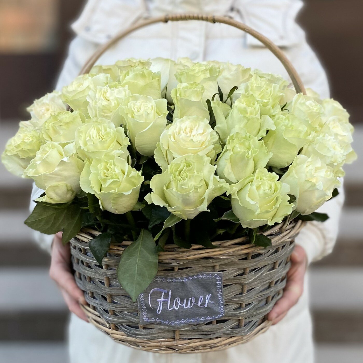 Букет из белых роз 45 штук в корзине, премиум корзина, размер XL