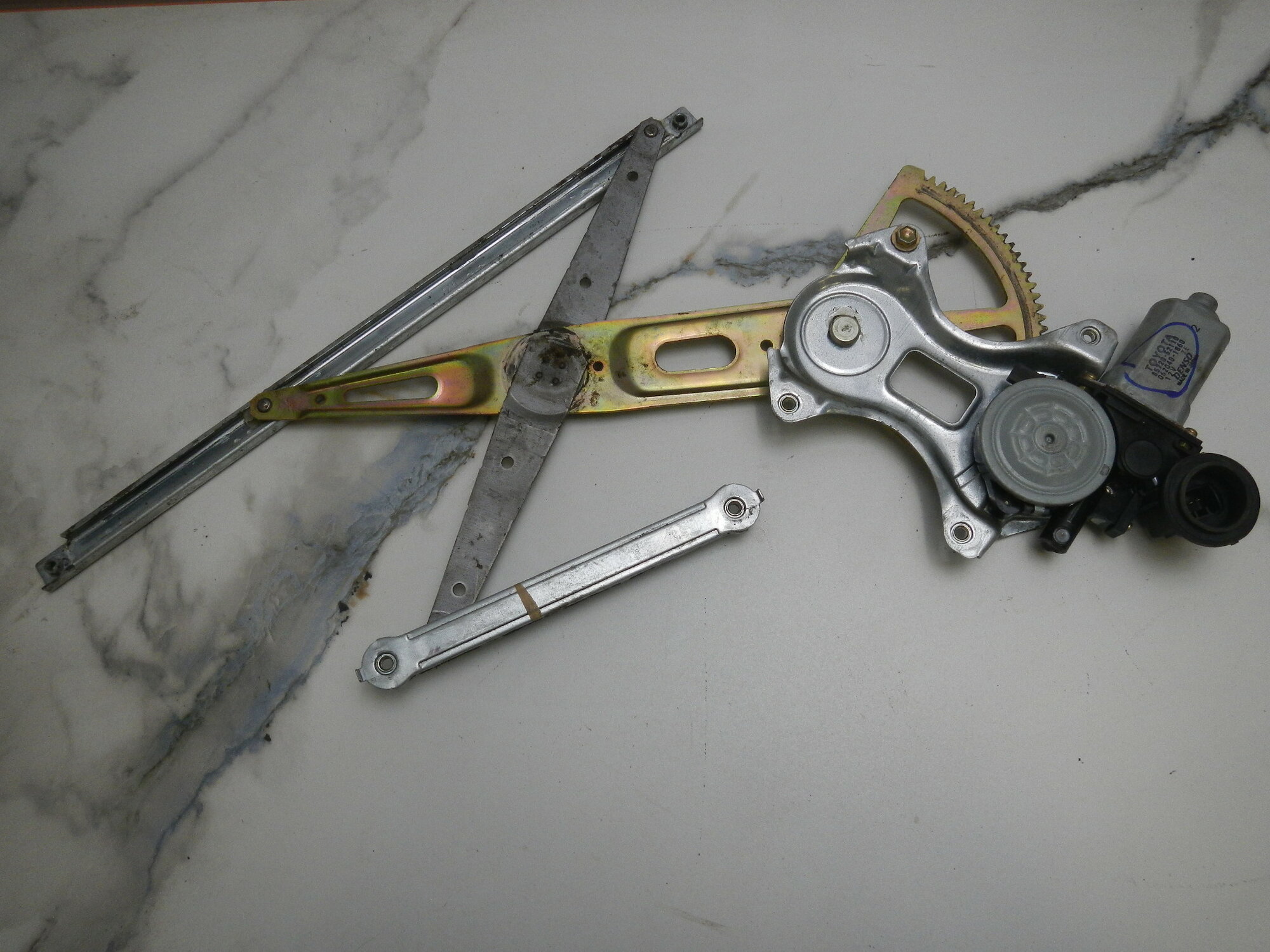 Б/У Моторчик стеклоподъемника, Toyota (Тойота)-RAV4 (06-13) TOYOTA RAV4 (06-13) Cтеклоподъемник деформирован. 597847 TOY...