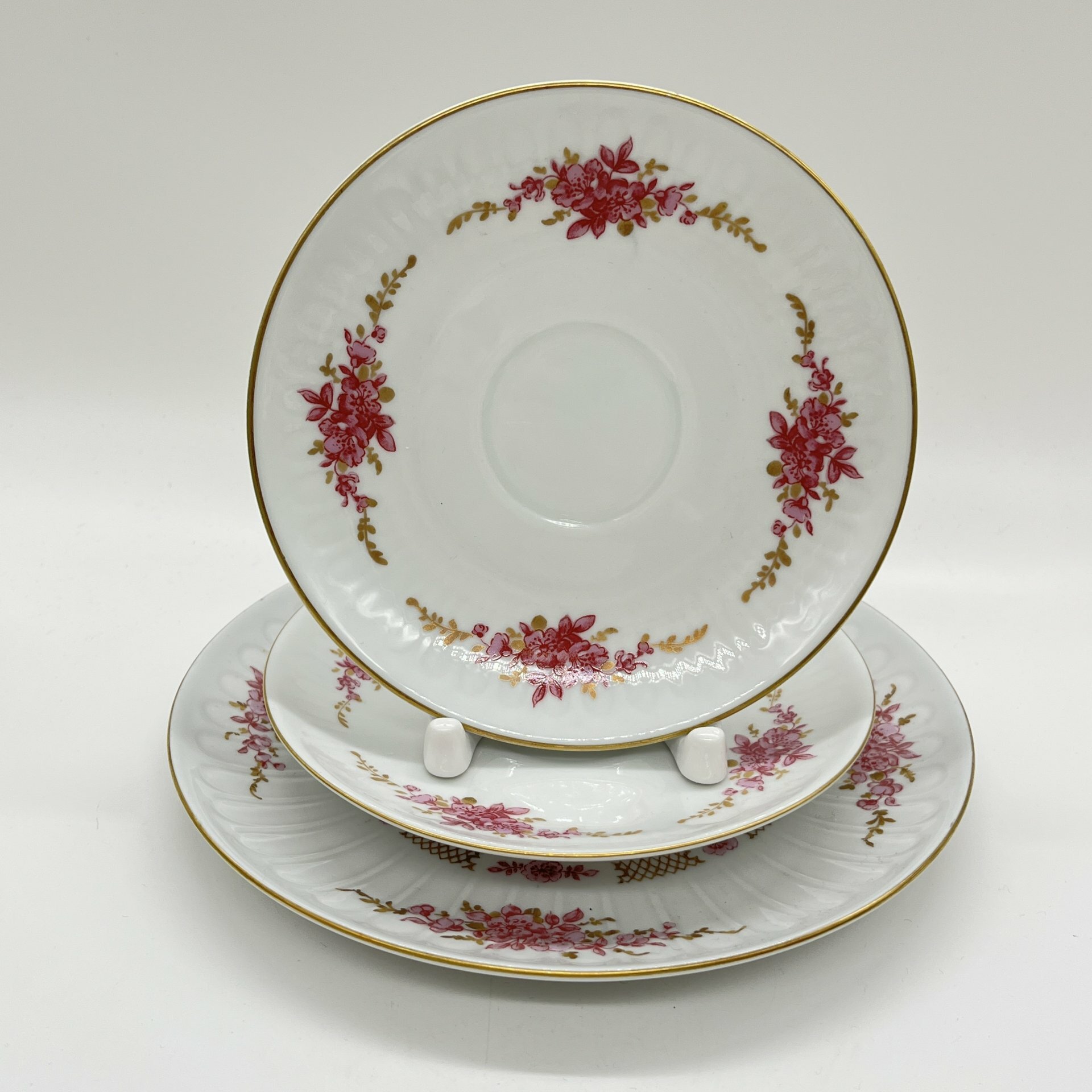 Набор из 2 блюдец и десертной тарелки с декором в виде розовых цветов, фарфор