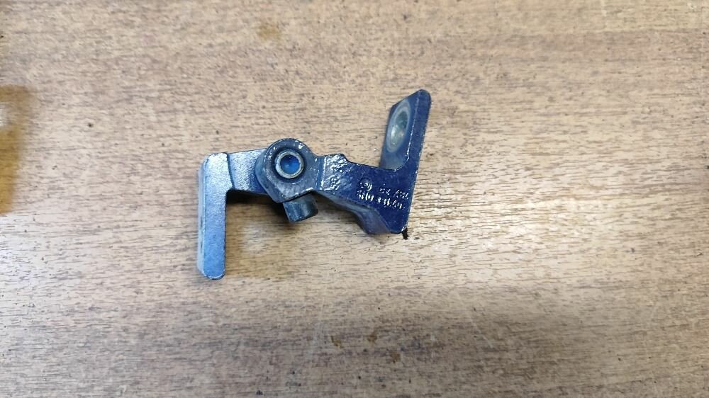 Петля двери передней правой нижняя VW Tiguan 5N0831402