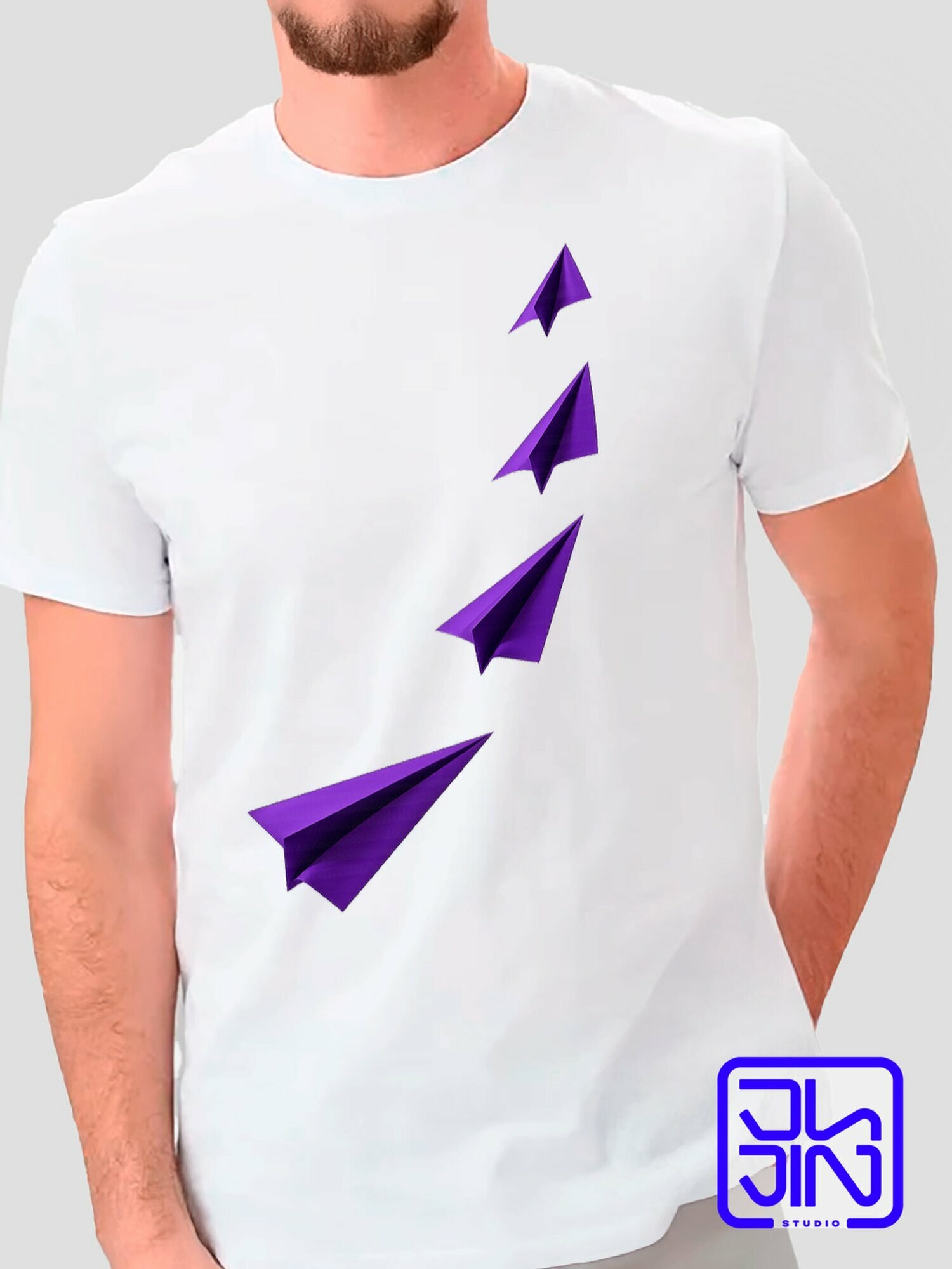 Футболка классическая мужская с авторским принтом Минималистичная фиолетовая композиция с бумажным самолетиком на белом фоне, белый хлопковый трикотаж с прикольным рисунком на груди
