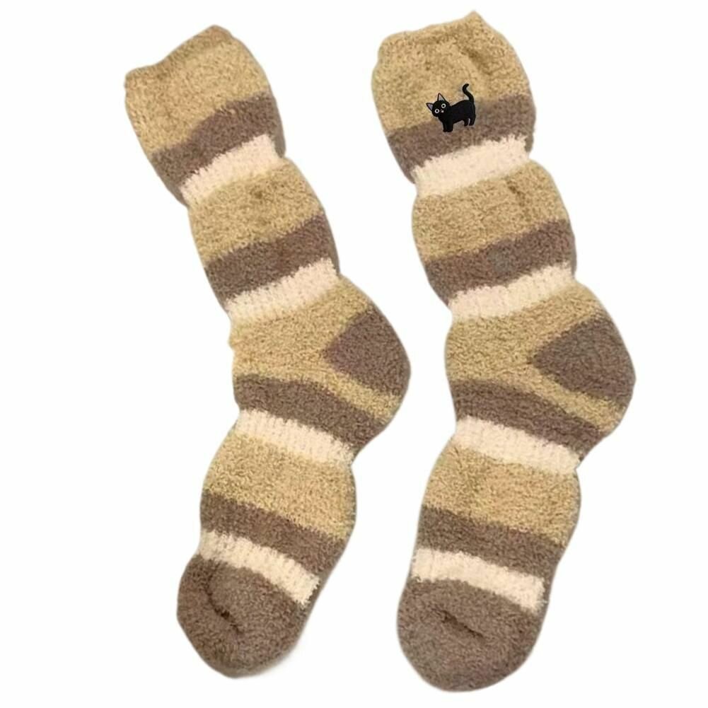 Домашние утепленные носки-следы с вышитой гусеницей