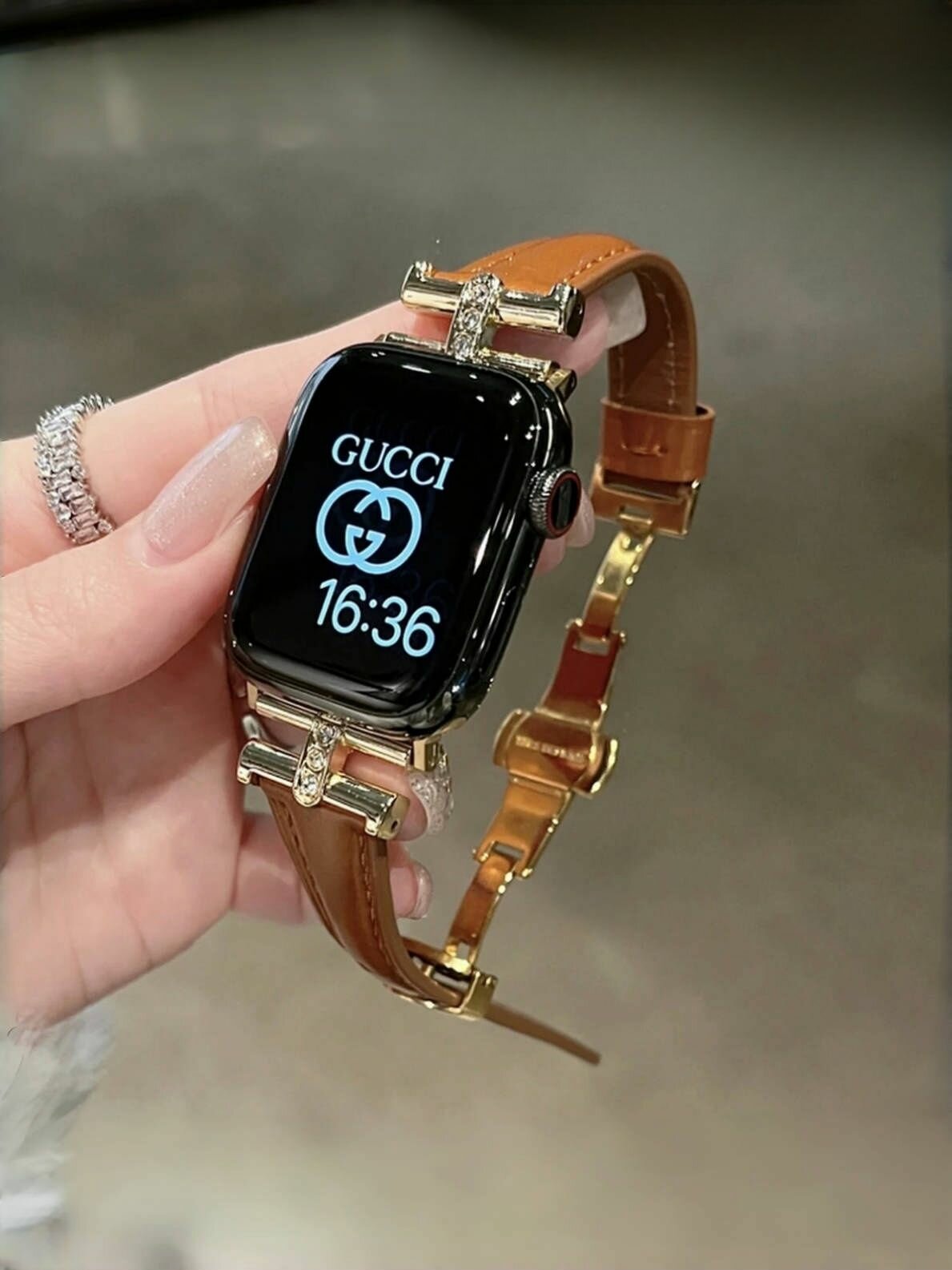 Премиальный кожаный браслет со стразами для Apple Watch, подходящий к моделям 1011 на 46 мм, Series 19, SE, Ultra 1 и 2, а также к корпусам 42, 44, 45, 49 мм и SE 3 на 44 мм, выполнен в элегантном стиле.