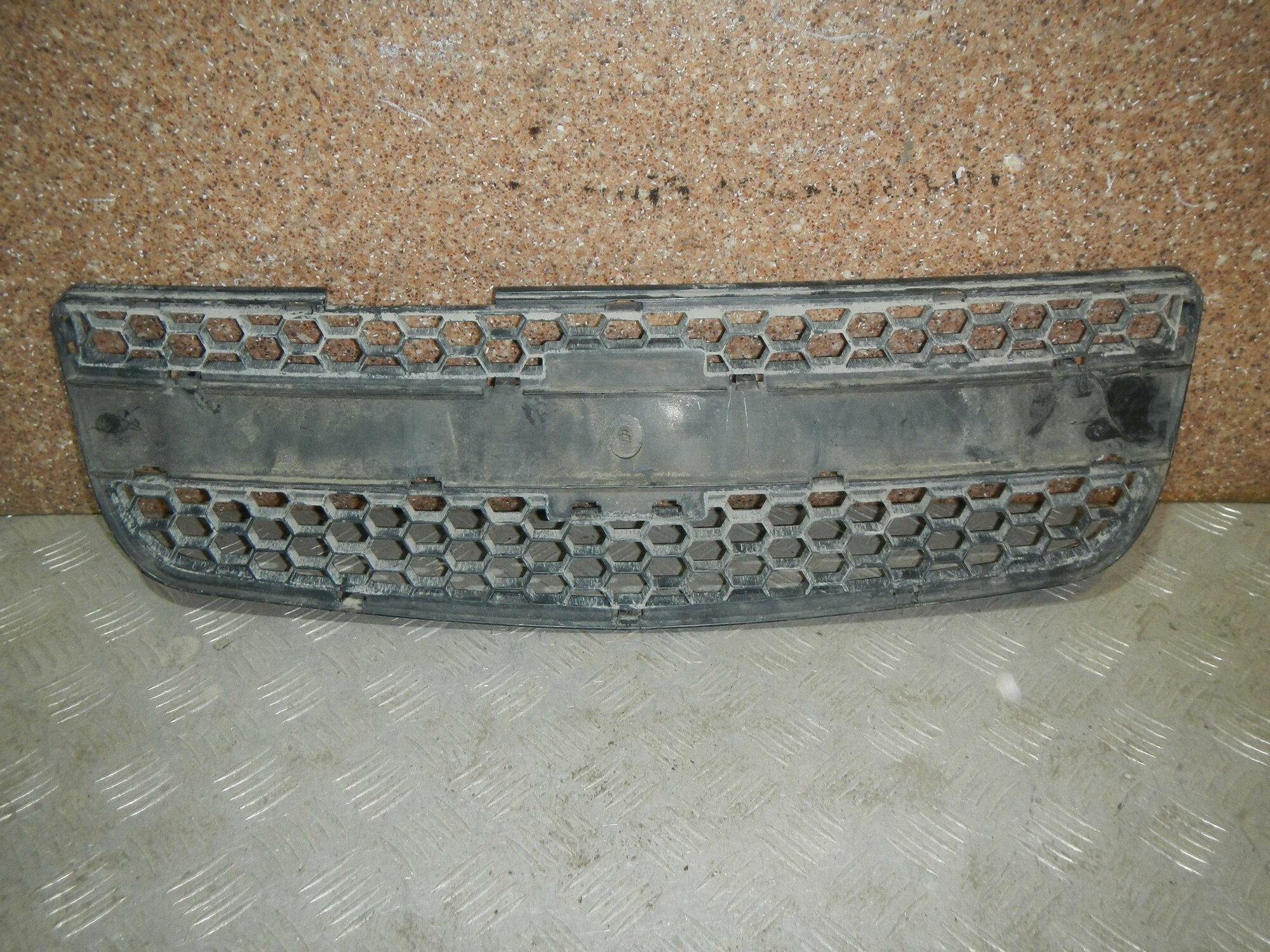 Б/У Решетка радиатора, ВАЗ (VAZ)-LADA NIVA TRAVEL (CHEVROLET NIVA) LADA NIVA TRAVEL (CHEVROLET NIVA) трещина. 475798 LAD...