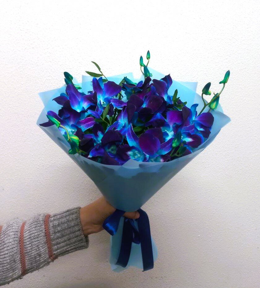 "Космос В руках" (мини). Цветы живые букет из синих орхидей.
