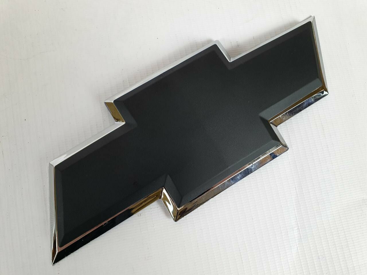 Шильдик эмблема 2123 на решетку радиатора нового образца (матовый)