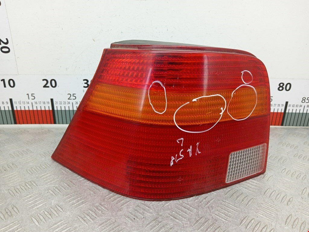 Фонарь задний левый Volkswagen Golf 4 1J6945095Q арт. 2157104
