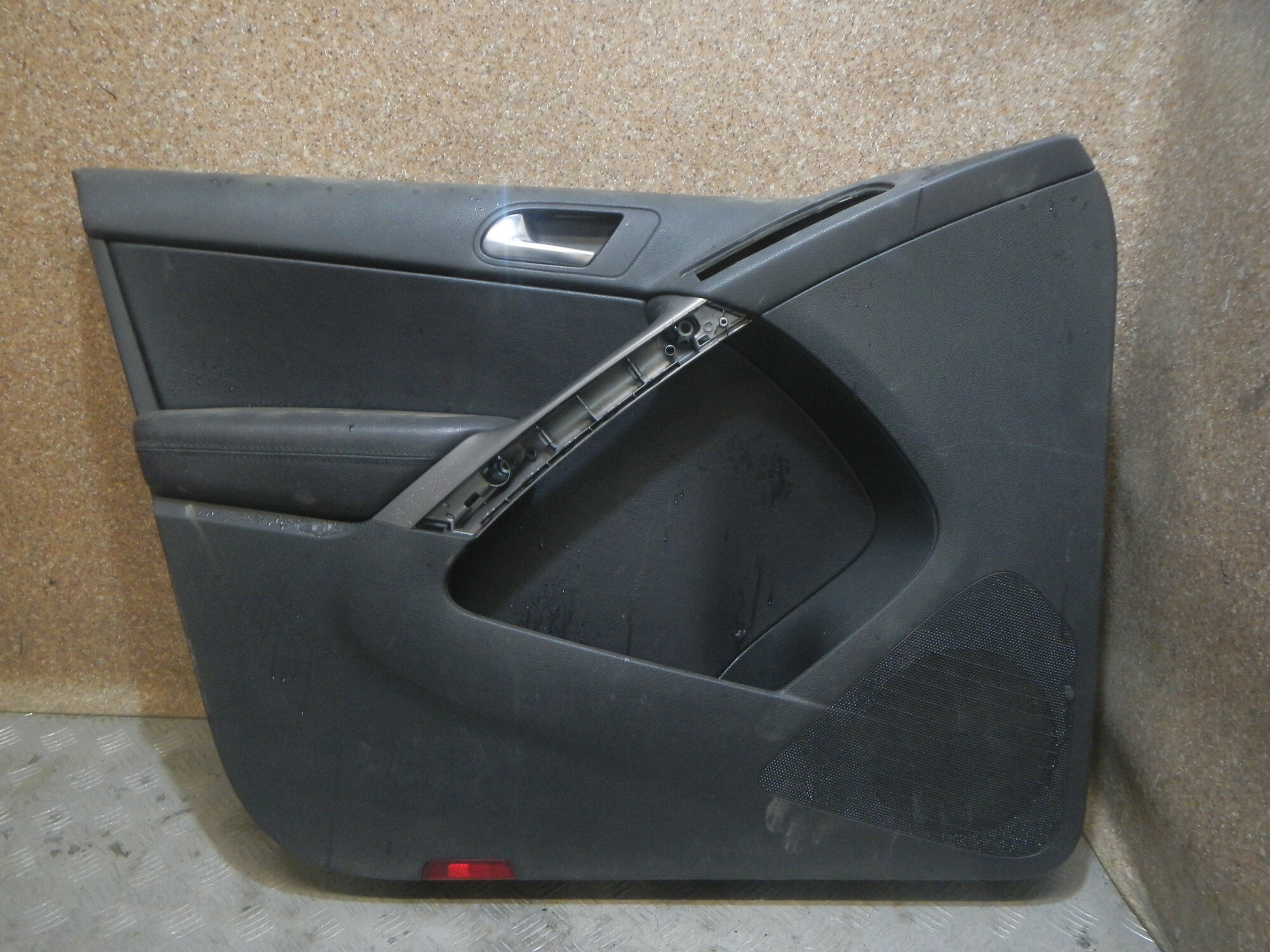 Б/У Обшивка двери передней левой, Volkswagen (Фольксваген)-TIGUAN (5N1) (07-11) VOLKSWAGEN TIGUAN (5N1) (07-11) Царапины...