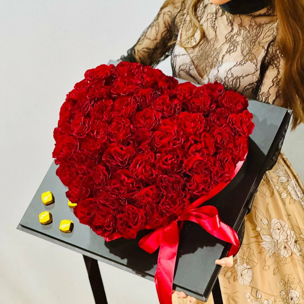 Гигантское сердце из роз в панорамной коробке. Подарок любимой девушке на 14 февраля и 8 марта