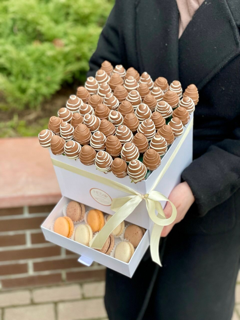 Шкатулка с клубникой в белом и молочном шоколаде, 16 макаронс, Cocoa 2, L размер