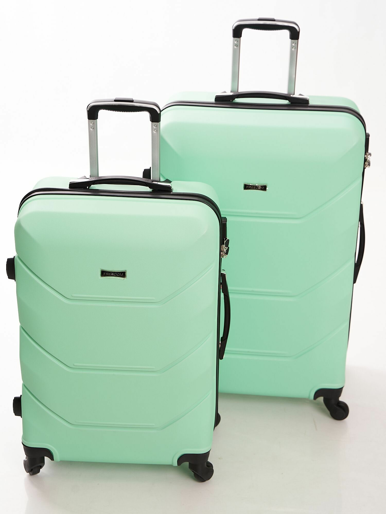 Комплект чемоданов 