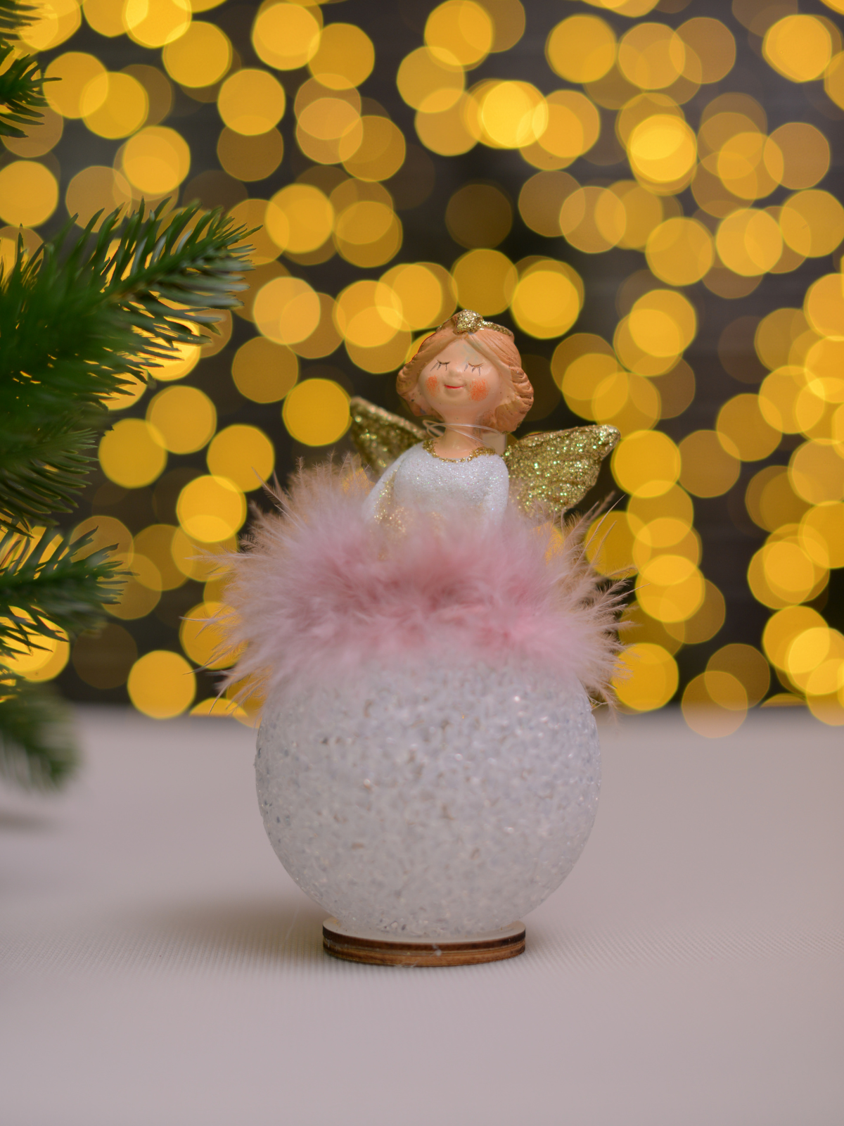 Новогоднее украшение фигурка настольная Девочка-ангел на шаре