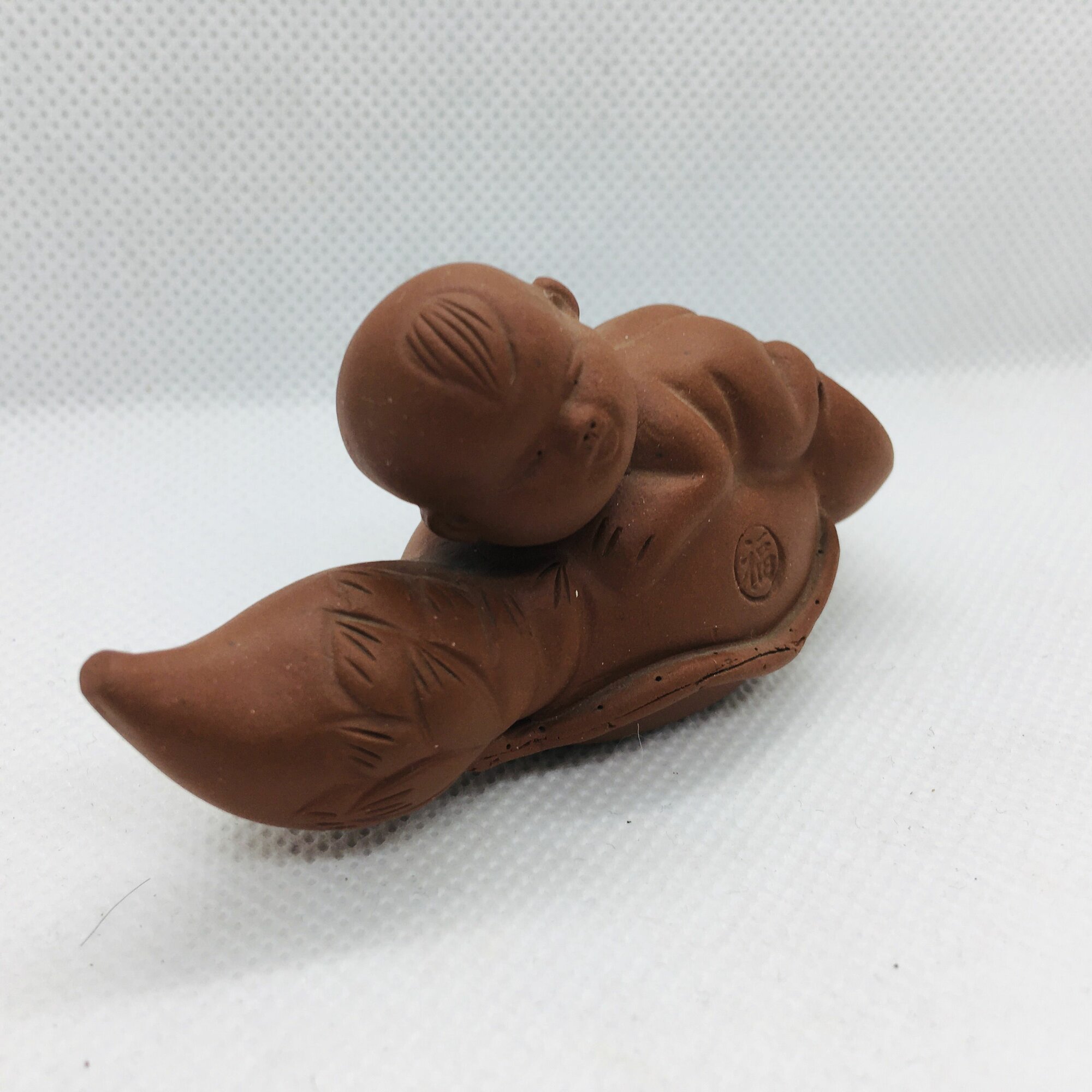 Талисман семейного счастья Мальчик на корне лотоса чайная фигурка из глины