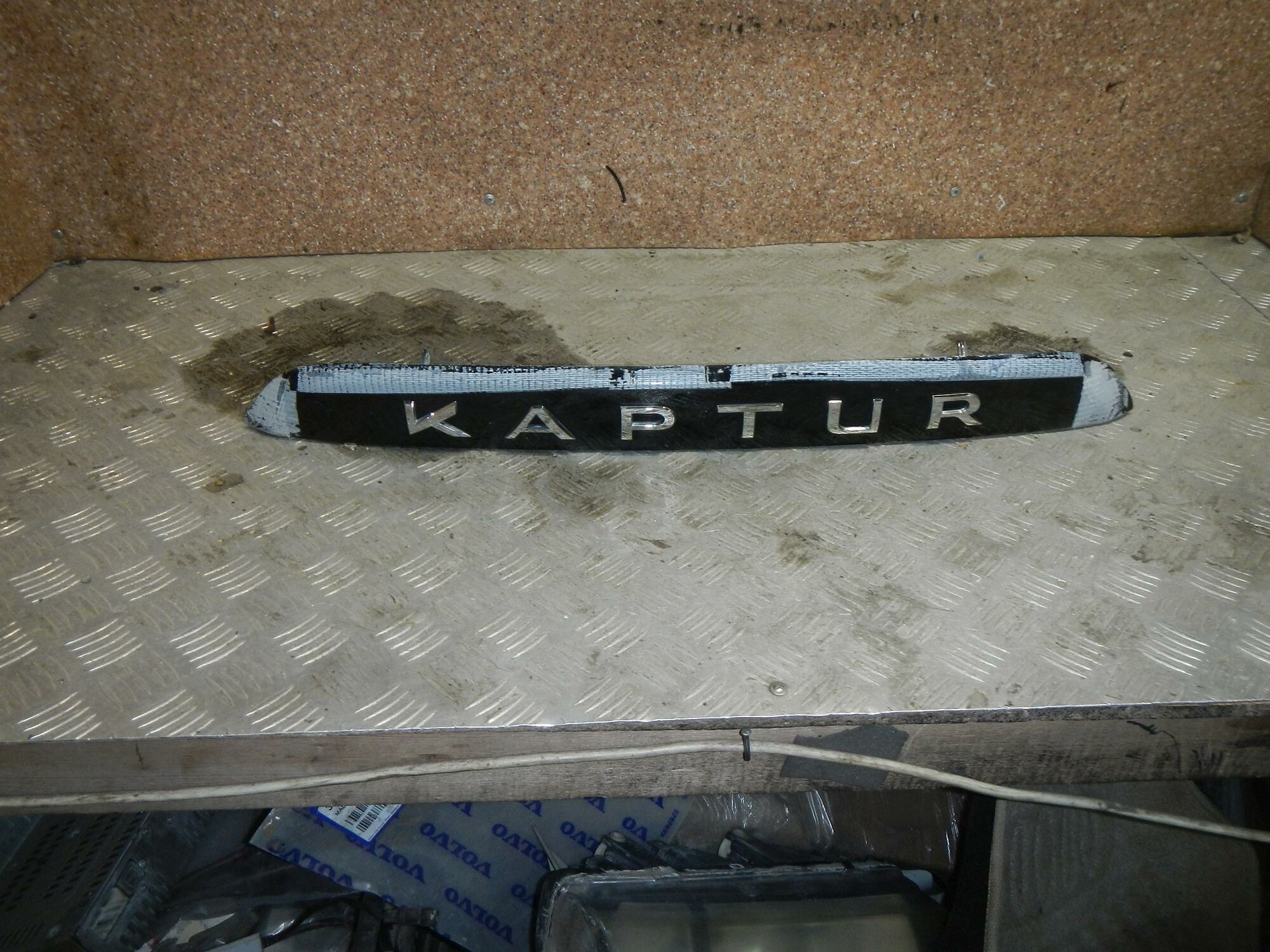 Б/У Накладка двери багажника, Renault (Рено)-KAPTUR (16-) RENAULT KAPTUR (16-) царапины, сломано 4 крепления. 483576 REN...