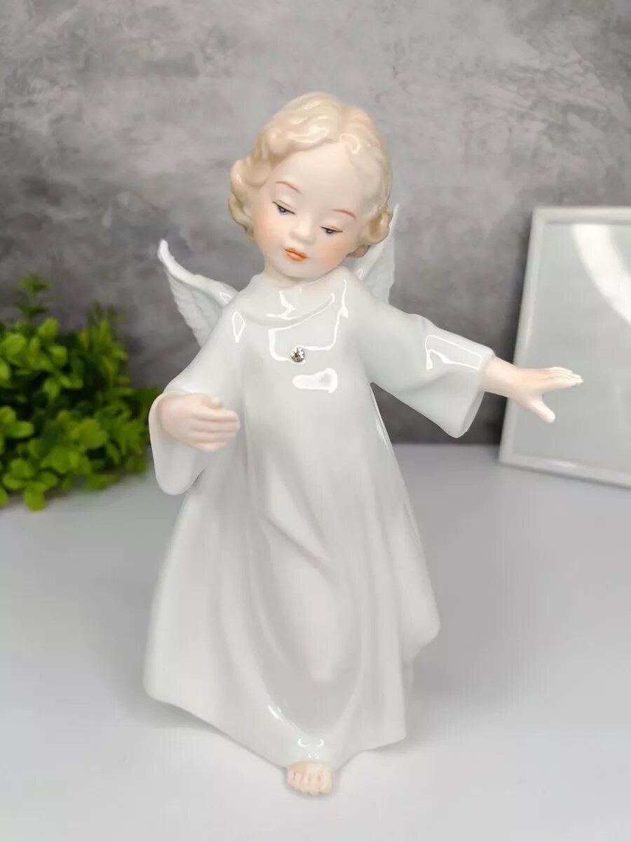 Фарфоровая декоративная Фигурка Малышка - Ангелочек, высота 17 см